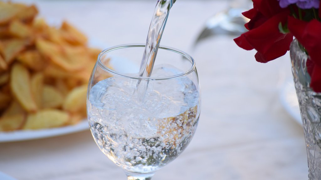 Da li gazirana voda sme da se pije kad vas boli grlo? | pink.rs