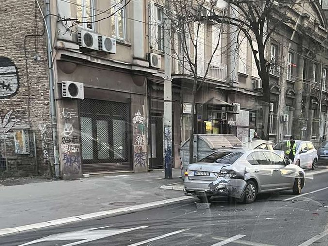 SUDAR DVA AUTOMOBILA U TAKOVSKOJ ULICI: Stvorena velika gužva | pink.rs