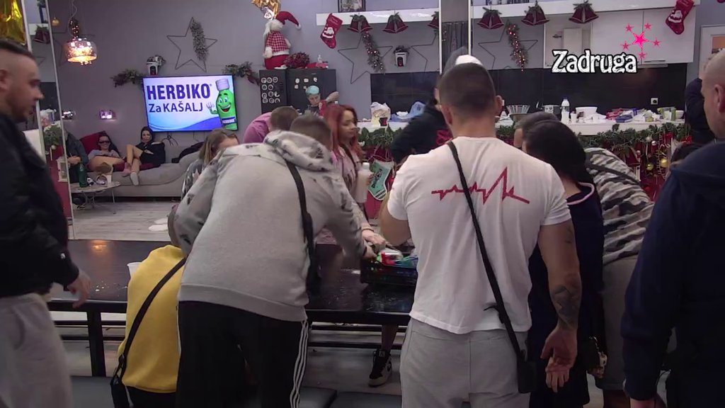 STAMPEDO! Veliki šef poslao nagrade zadrugarima, oni ALAVO POHITALI da razgrabe dobijeno! (VIDEO ...