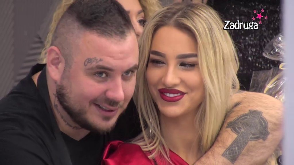 IMA LI NEKO ZALJUBLJENIJI?! Aleks i Car ne kriju koliko se vole, pogledi i osmesi govore više od ...