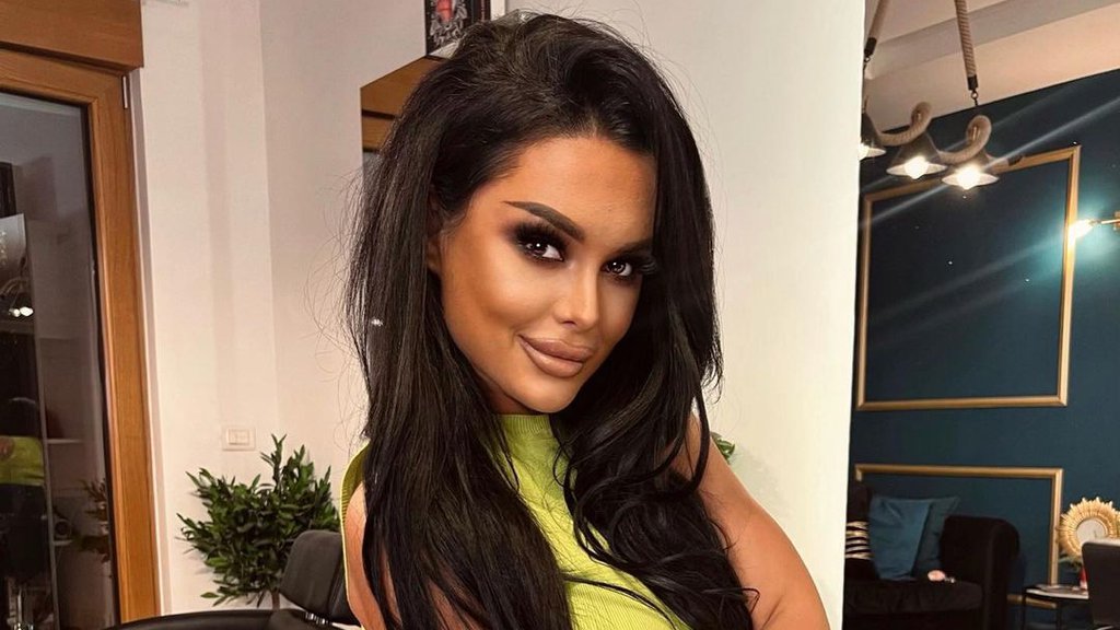 Žena od sultana kida u bikiniju: Pokazala tanani struk, a na POZAMAŠNOJ ZADNJICI bi joj ...