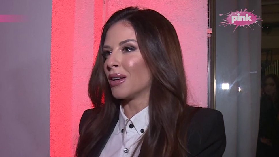 ANA SEVIĆ IZDOMINIRALA NA PLAŽI U CRNOJ GORI! Mami uzdahe i privlači ...