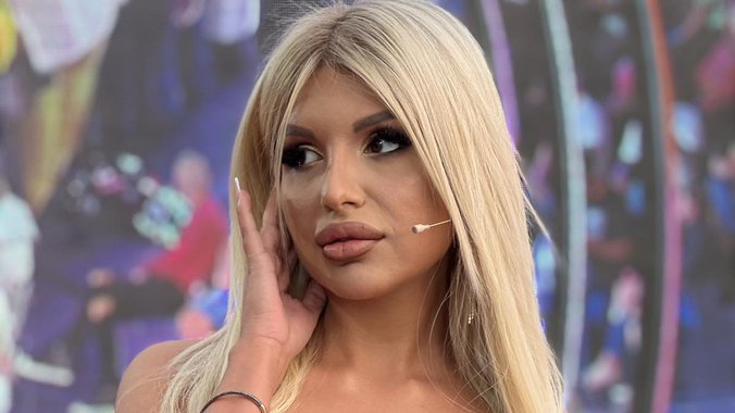 Evo kako Ivana Šopić izgleda van kamera! Voditeljka ZADRUGE pokazala lice bez trunke šminke ...