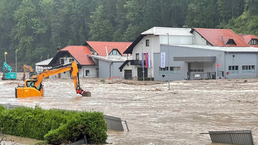 VOJSKA U SLOVENIJI NA NOGAMA - Ima više mrtvih, bujice nose mostove ...