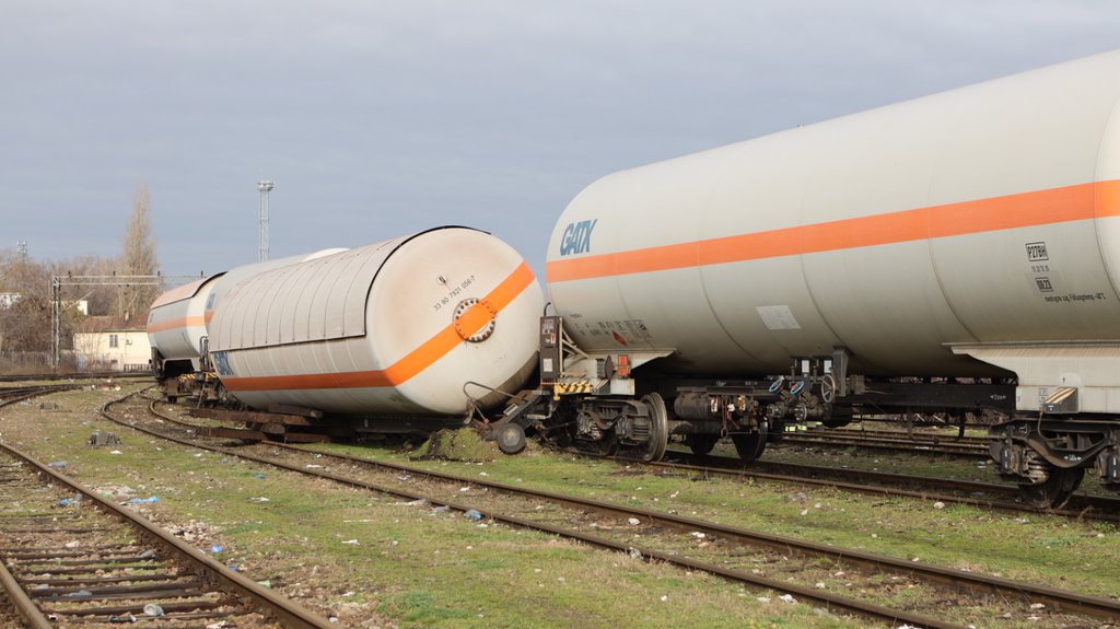 pink.rs | TRI CISTERNE VOZA KOJI JE PREVOZIO PLIN ISKOČILE IZ ŠINA - Zaustavljen saobraćaj na ...
