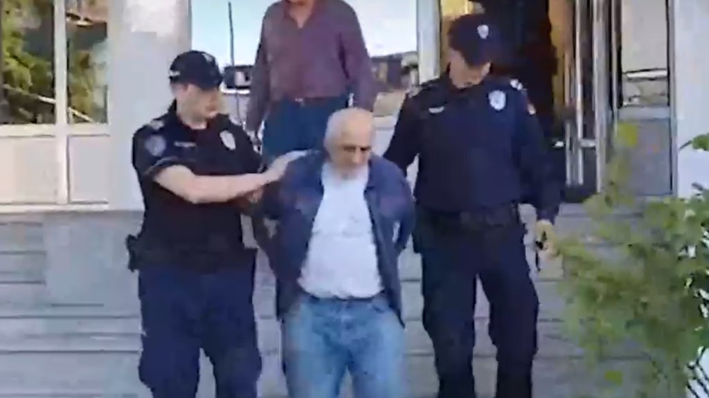 POTPUNO IZBEZUMLJEN, SA LISICAMA NA RUKAMA! Ovo je trenutak kada u pritvor odvode oca ...