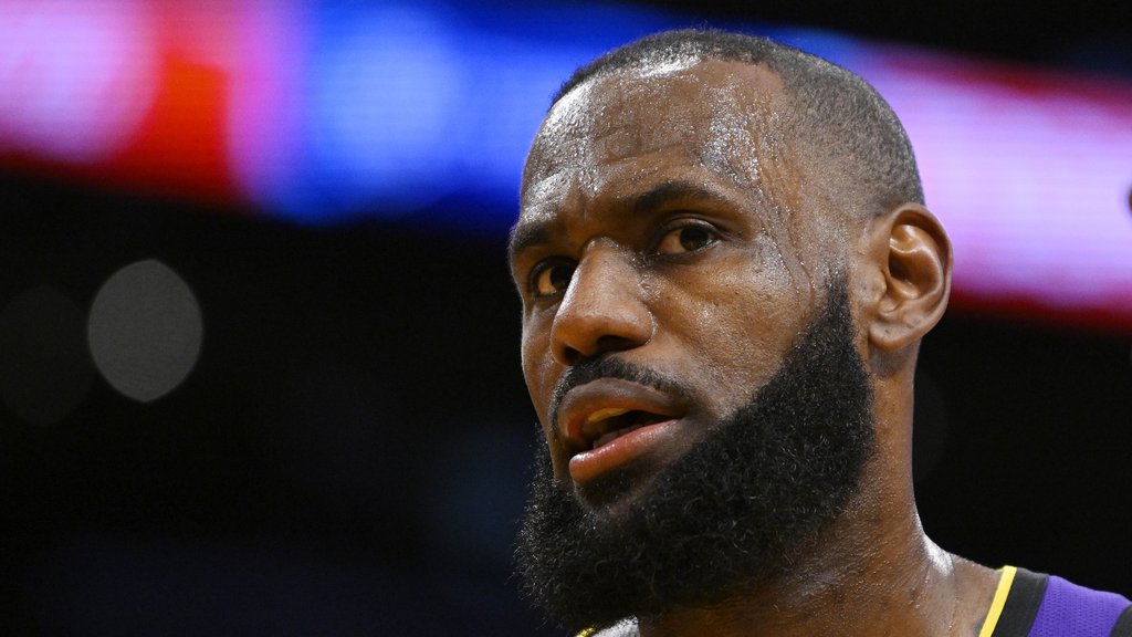 ISPLIVAO SNIMAK IZ DRUGOG UGLA! Evo zbog čega se Lebron drao na dečaka ...