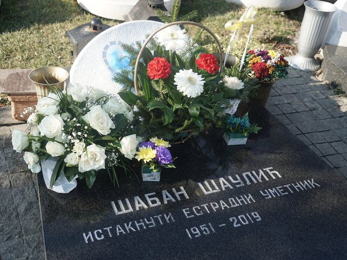 DANAS SE OBELEŽAVA GODIŠNJICA SMRTI ŠABANA ŠAULIĆA! Na grobu pokojne muzičke legende MISTERIOZNI ...