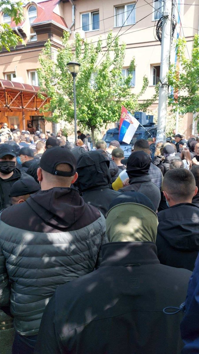 SRBI OKAČILI TROBOJKU NA OKLOPNO VOZILO KOSOVSKE POLICIJE: Pogledajte okupljeni narod u Zvečanu ...