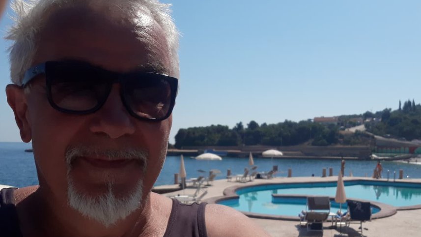 'ŽIVIM BEZ STRUJE I VODE, SAM SAM I BOLESTAN' Bivši bubnjar Yu grupe u ...