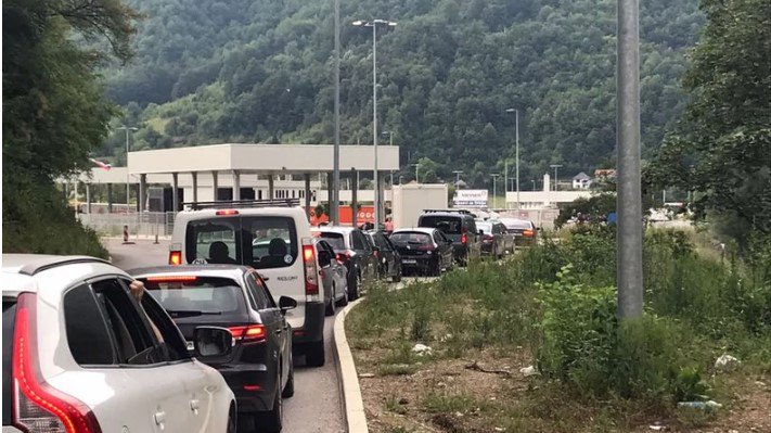 DRAMA NA GRANIČNOM PRELAZU SA CRNOM GOROM Mladić (23) 'hjundaijem ... DRAMA NA GRANIČNOM PRELAZU SA CRNOM GOROM Mladić (23) 'hjundaijem ...