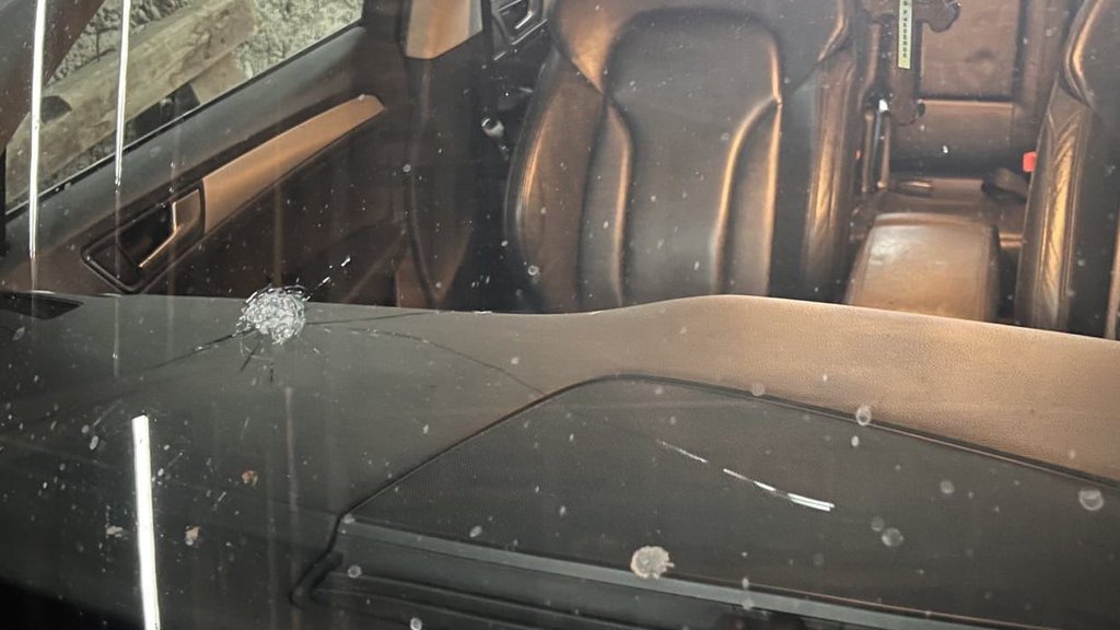 EVO KAKO IZGLEDA IZREŠETAN AUTOMOBIL SRBINA U LEPOSAVIĆU! Ovo je vozilo ...