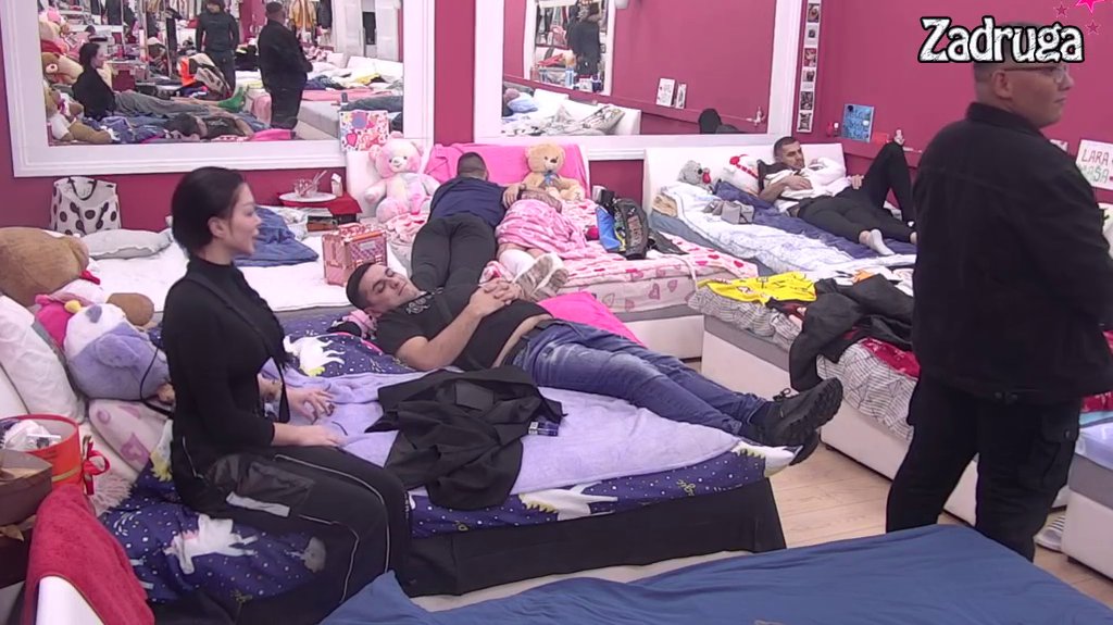 U STRAHU DA GA NE IZGUBI! Maji se TRESE tlo pod nogama pa OČAJNIČKI traži pomoć od Bebice: Hoćeš ...