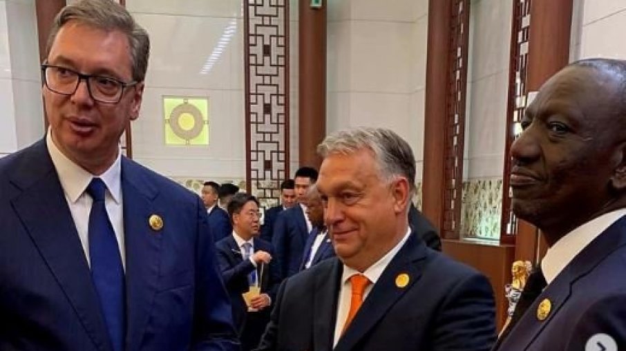 pink.rs | PRED SVEČANU VEČERU KOJU PRIREĐUJE SI! Vučić sa prijateljima ...