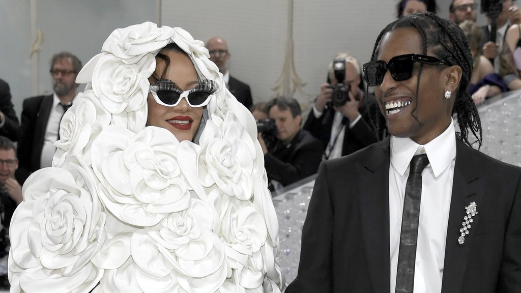 pink.rs | HAOS NA MET GALI! Asap Roki preskočio ogradu i devojku UDARIO u lice! (VIDEO)