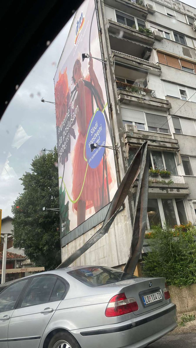 pink.rs | PANIKA NA KONJARNIKU! Nevreme oborilo oluk koji je pao DIREKTNO NA STRUJNI KABL! (FOTO)