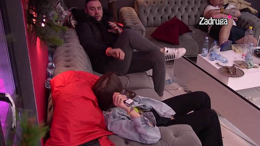 pink.rs | PROBLEMI U RAJU! Dalila napravila ljubomornu scenu, Car momentalno uzvratio i PREBACIO ...