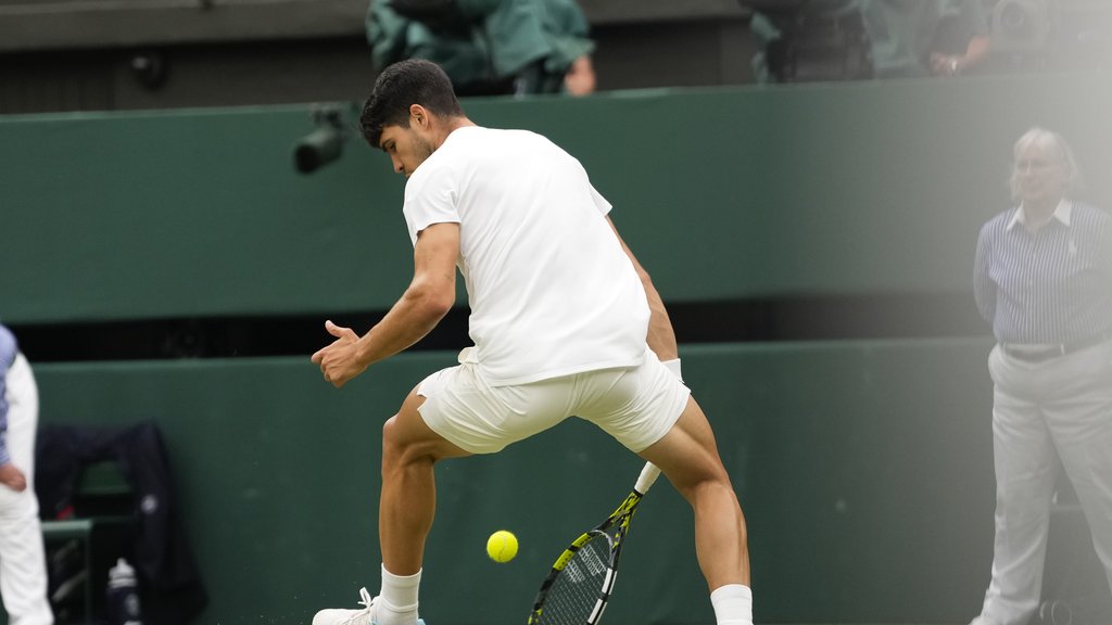 Au! Alkaraz se jedva provukao u osminu finala na Vimbldonu: Posle meča postavio ČUDNO pitanje ...