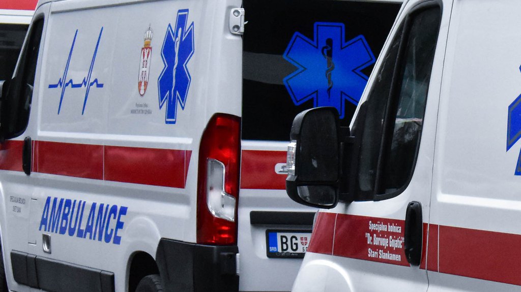 Nije izdržala: Umrla devojka koja je pala sa četvrtog sprata zgrade u Beogradu | pink.rs