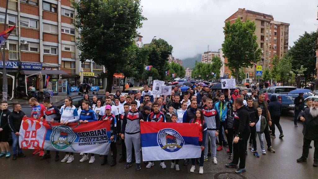 Građani Severne Mitrovice ponovo u mirnoj šetnji u znak podrške ...
