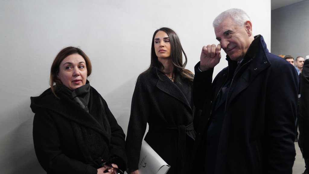 MAJKA ĐAKA UBICE PRVI PUT U JAVNOSTI POSLE MASAKRA: Prekoputa nje stoje roditelji dece ubijene u ...