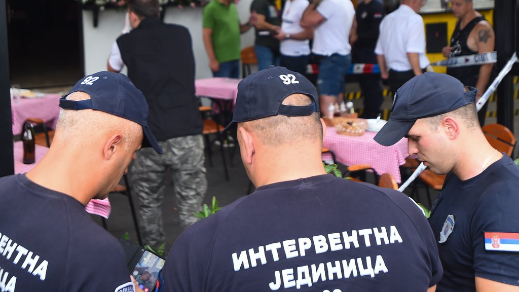 SEDELI, JELI I PILI - A ONDA JE DOŠLO DO RAFALNE PUCNJAVE! Pucač iz ...