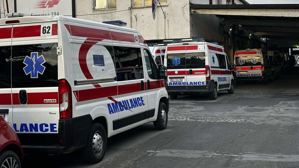 HOROR NA ZVEZDARI! Mrtav čovek nasred pločnika - SKOČIO SA PETOG SPRATA! | pink.rs