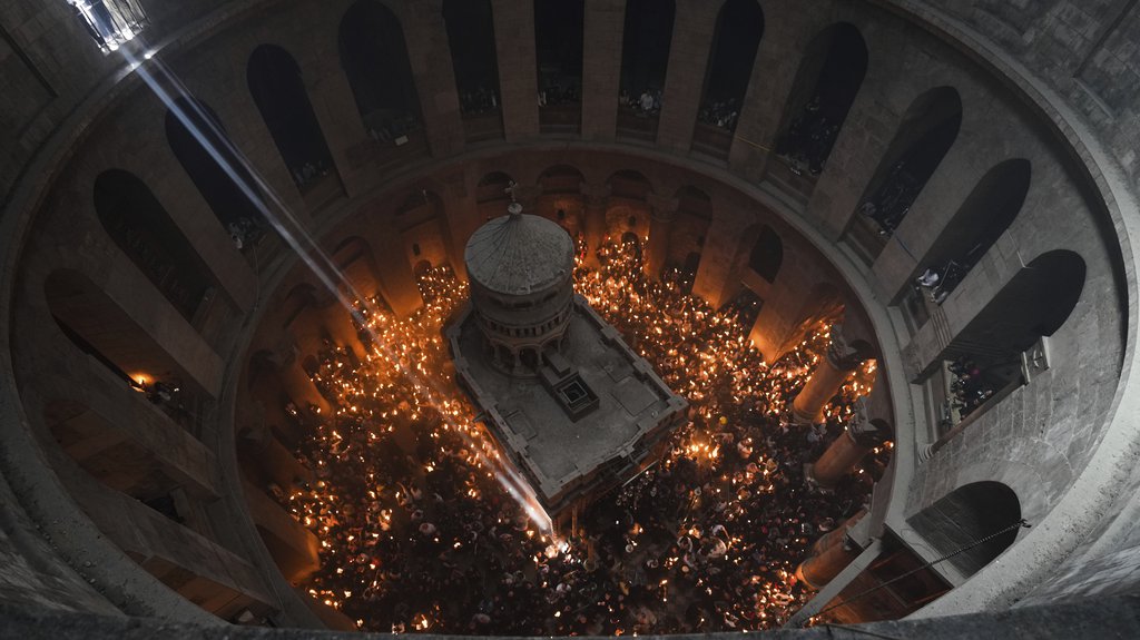 BLAGODATNI OGANJ ZAPALJEN U JERUSALIMU: Veliki broj pravoslavnih ...