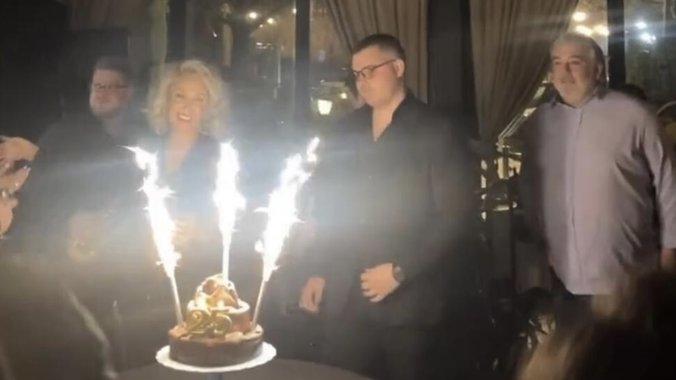 pink.rs | TORTA NA TRI SPRATA, BRENA ZAPEVALA NAJSKUPLJU PESMU: Sve prštalo od LUKSUZA na ...