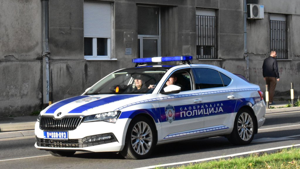 VOZIO DIVLJAČKI PA SE ZABIO U SEMAFOR, BANDERU, SAOBRAĆAJNI ZNAK I ...