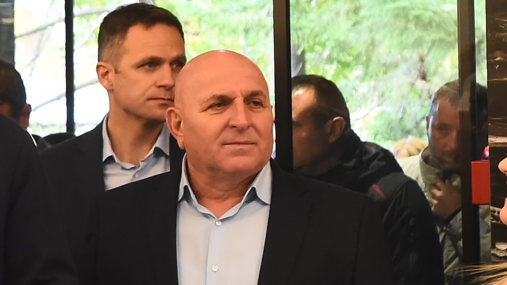 pink.rs | PRVI ČOVEK LOZNICE UPUTIO ČESTITKU SUGRAĐANIMA ZA NOVU GODINU I BOŽIĆ! Petrović ...