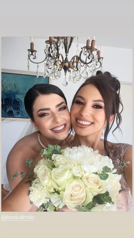 UDALA SE DANICA KRSTIĆ! Pevačica ZABLISTALA u venčanici od koje zastaje ...