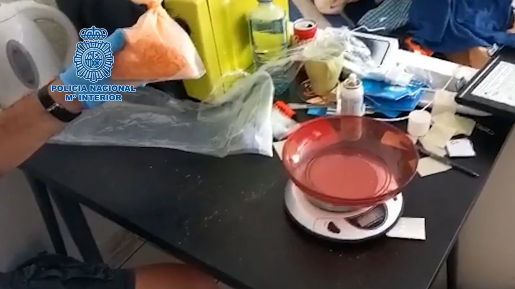 POGLEDAJTE FILMSKU AKCIJU HAPŠENJA SRBINA NA IBICI Srbina razotkrio misteriozni kofer: Policija ...