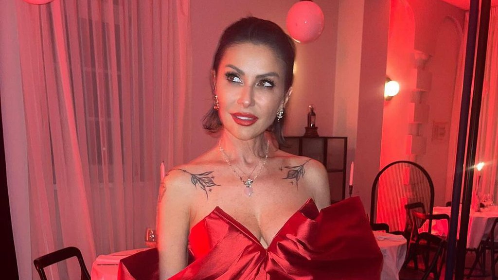 Čuvena srpska kreatorka ima 51 godinu, a izgleda duplo mlađe - Suzana Perić obukla minijaturnu ...