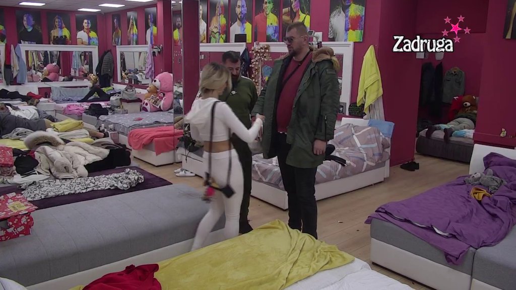 RASTRZAN NA STO STRANA! Janjuš se sudara sa Aleks, valja se u krevetu sa Majom Kovačević, pa ...