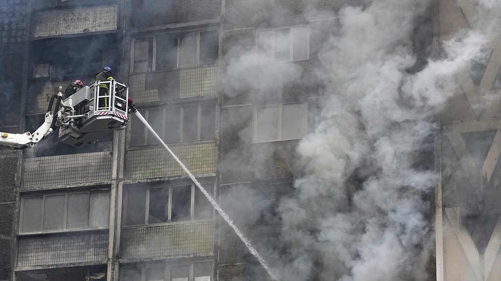 Ljudi preskaču terase da se spasu, vatra guta sve pred sobom: Jezivi snimci požara u Valensiji ...