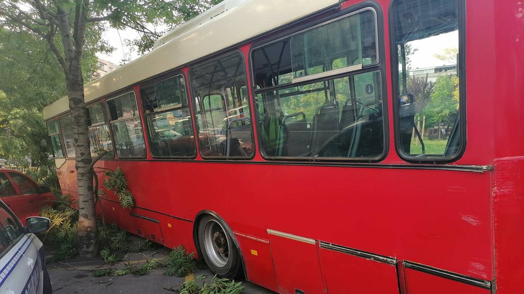 pink.rs | SAOBRAĆAJNA NESREĆA NA MILJAKOVCU - Sudarila se dva autobusa