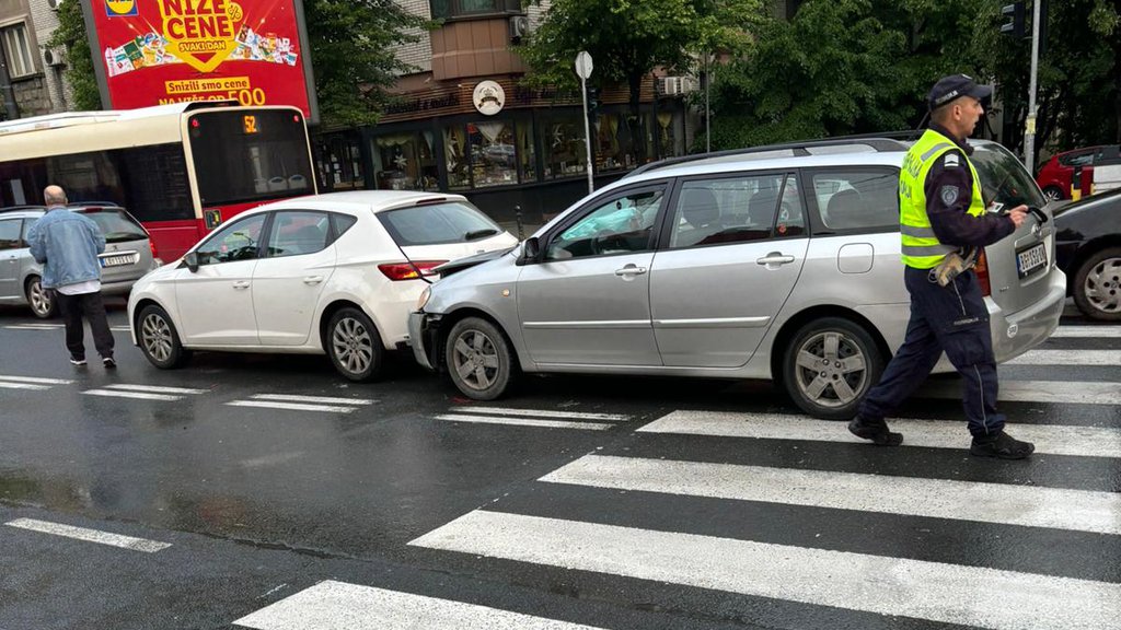 Sudar dva automobila u Kneza Miloša | pink.rs