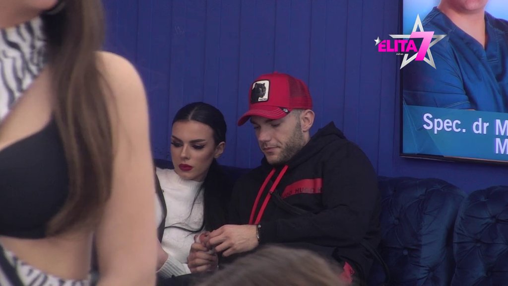 GLEDA GA KAO ZMIJA ŽABU! Anita ne dozvoljava da Anđelo ostane ni trenutak NASAMO, pa mu se ...