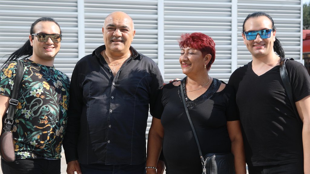 OTAC MIKE I GIBE ZAVRŠIO U BOLNICI: Nakon što su mu sinovi PROMENILI POL, Rade se oglasio iz ...