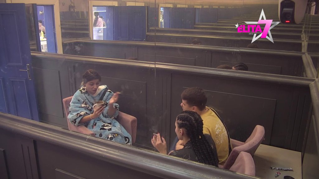 'NEKO TE GAZI, ALI IDEŠ IZ LOŠEG U DOBRO!' Anđela Šparavalo pogledala Urošu u šolju, pa mu ...