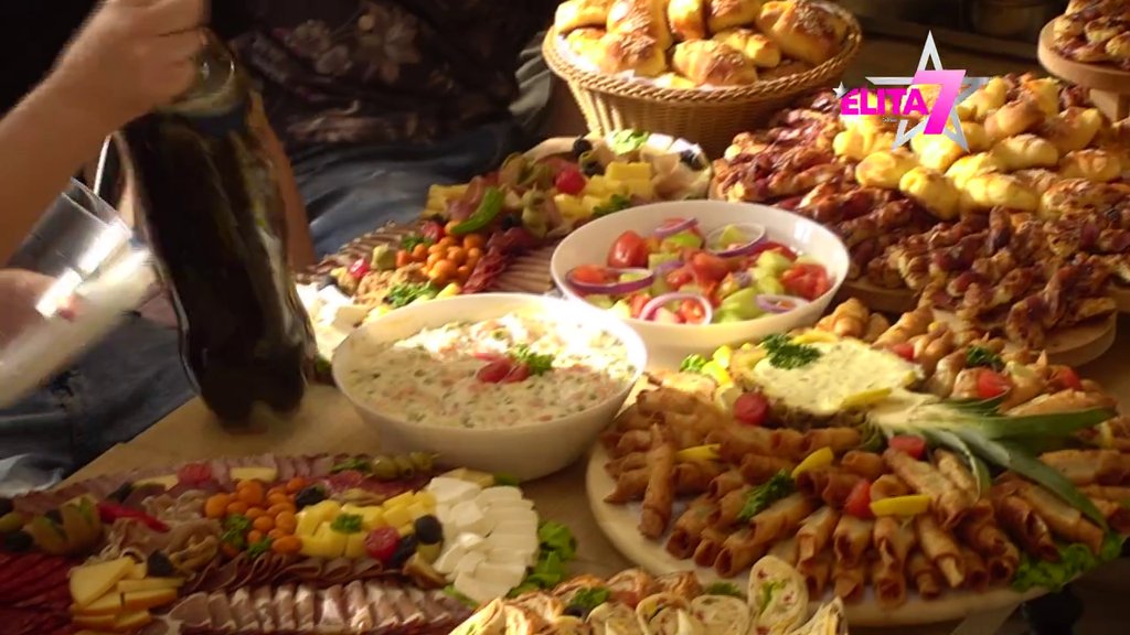 BOGATA GOZBA! Učesnici se oduševili kad su videli TRPEZU! Ića i pića na ...