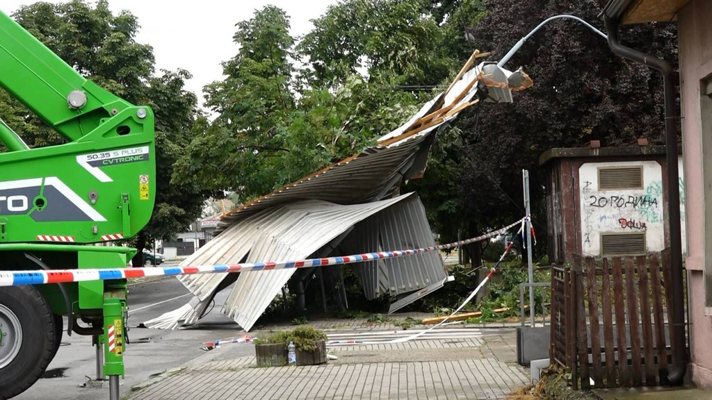 VETAR POKIDAO KROV KAO DA JE OD PAPIRA: Jeziv prizor u Novom Sadu nakon ...