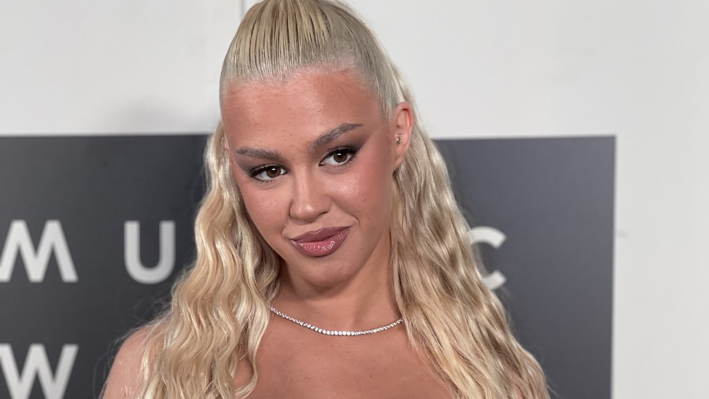 DOBRO PROTRLJAJTE OČI! U ovom izdanju NIKAD niste videli Emu Radujko ...