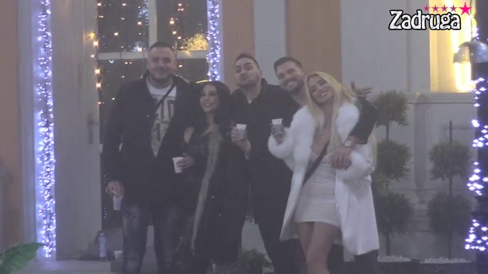 NOVOGODIŠNJA FOTOGRAFIJA! Maja, Aleks, Car, Marko i Zola pozirali ...