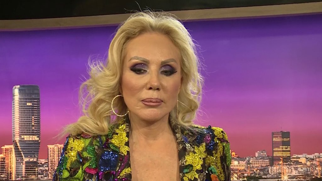 pink.rs | ODUŠEVLJENU PUBLIKU JE OVO BACILO U TRANS! Lepa Brena na svom nastupu zaigrala sa ...