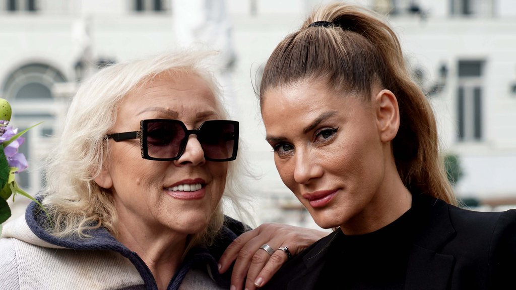 pink.rs | DOKAZALE DA JE NJIHOVO PRIJATELJSTVO PRAVO! Ovako uživaju Zorica Marković i Ana Ćurčić ...