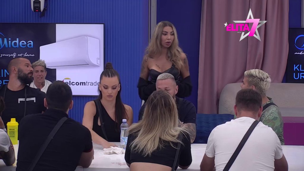 'POSTAO MI JE RAVNA LINIJA' Aneli otpisala Uroša jer ne može da mu ...