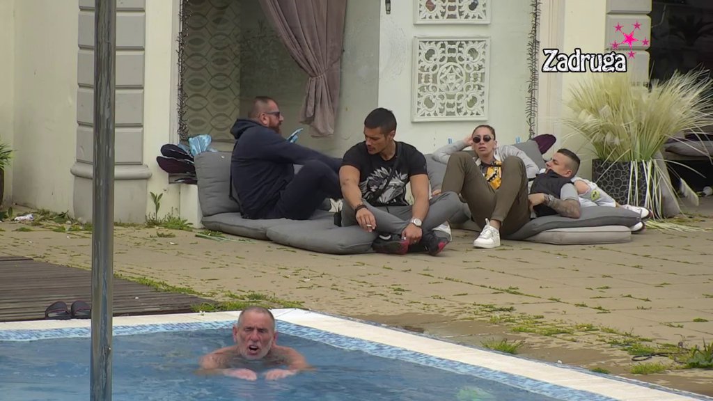 KAO U STARA VREMENA! Lepi Mića zaplivao poput DELFINA! Ni oblaci ni ...