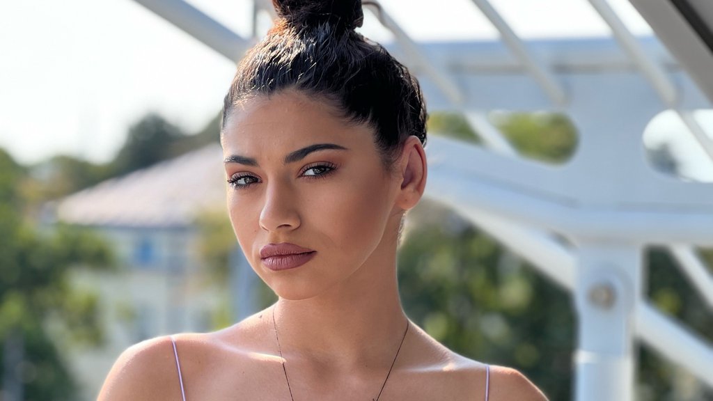 VRELO VRELIJE! Milica Veselinović novom fotografijom ostavila prošlost iza sebe i najavila NOVI ...